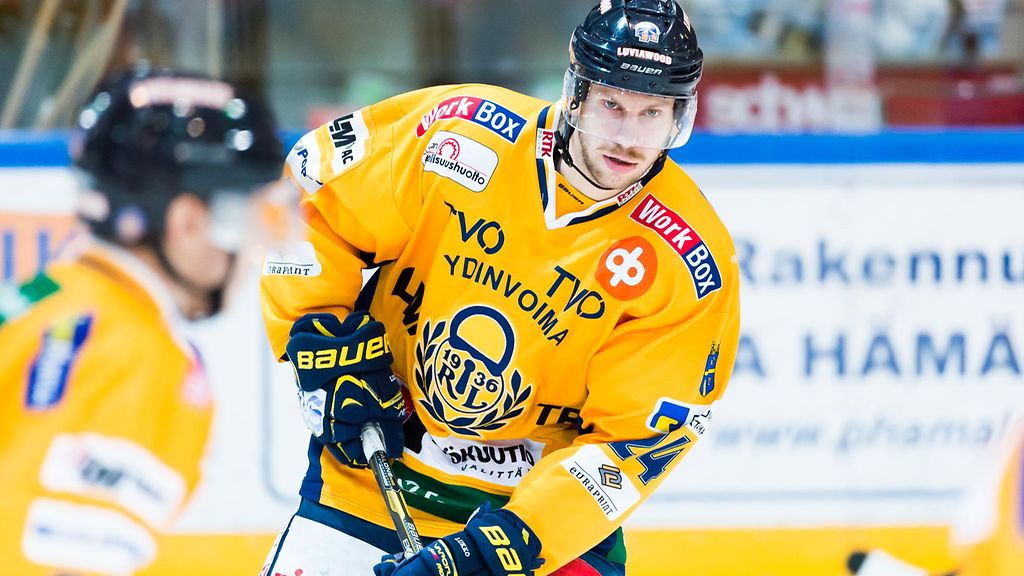 Lukko-hyökkääjältä jalkapyyhkäisy – ajettiin ulos minuutin viiveellä ...