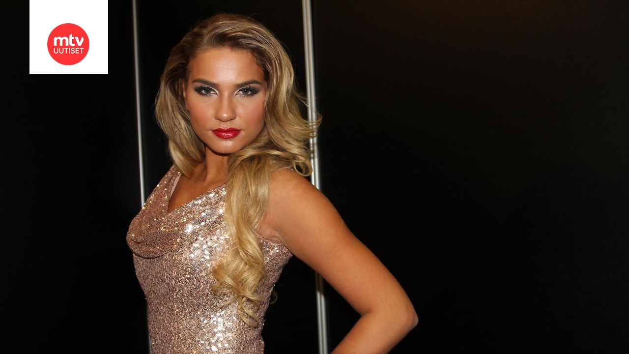 Miss Suomi Rosa-Maria Ryyti poseeraa Sari-äitinsä kanssa: "Kaksi ...