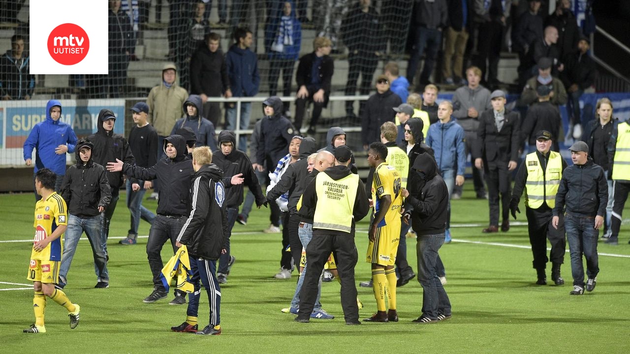 HJK:n pelaajat ja fanit lähes käsirysyssä – kapteeni joutui ...