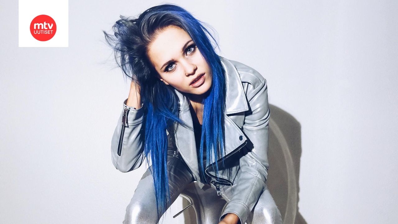 Sanni poseeraa lakanaan kietoutuneena – esittelee tuoreet tatuointinsa ...