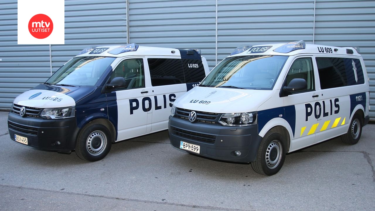 Poliisin ajoneuvot saavat keltaista kylkiinsä – vertaa uutta ja vanhaa ...