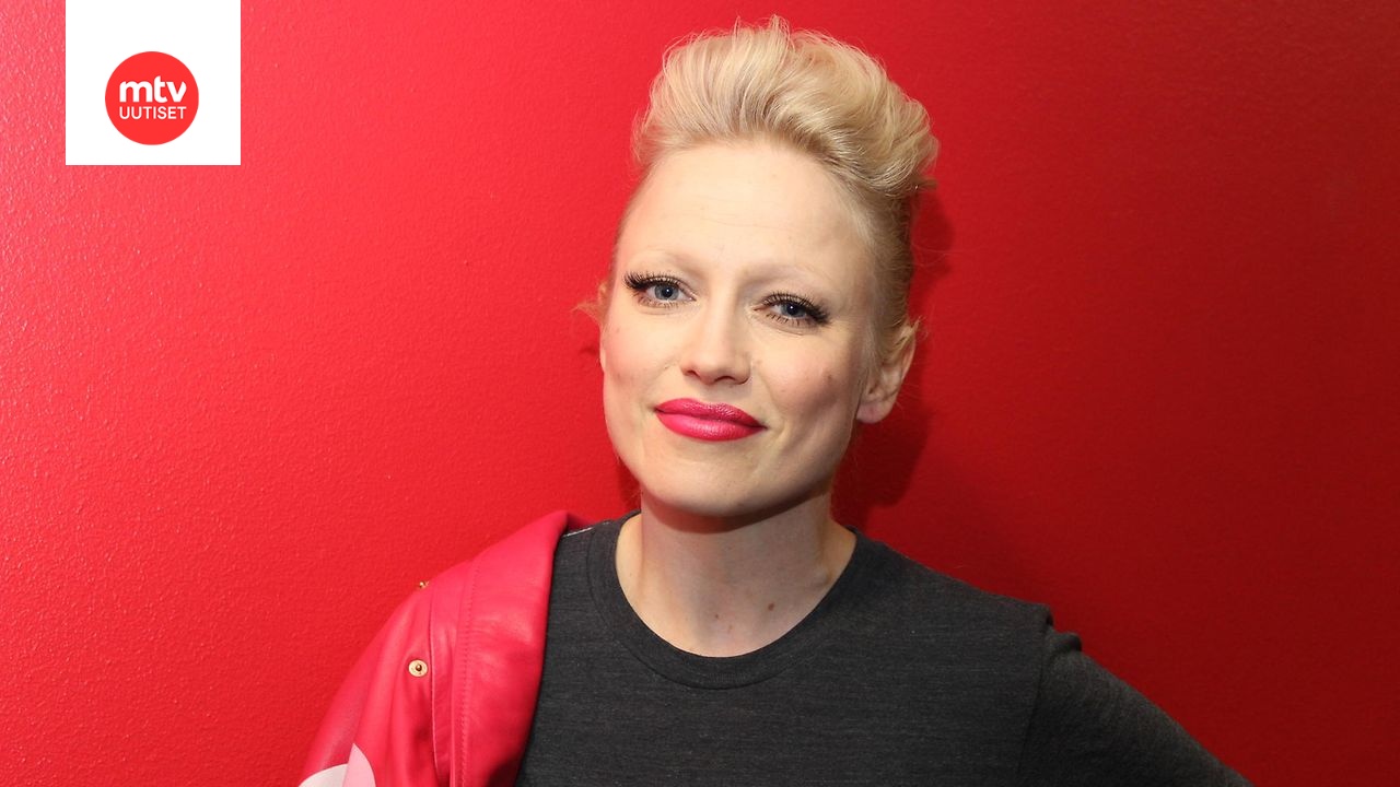 Päivänsäde mustikkametsässä! Chisu poseeraa täysin meikittömänä ...