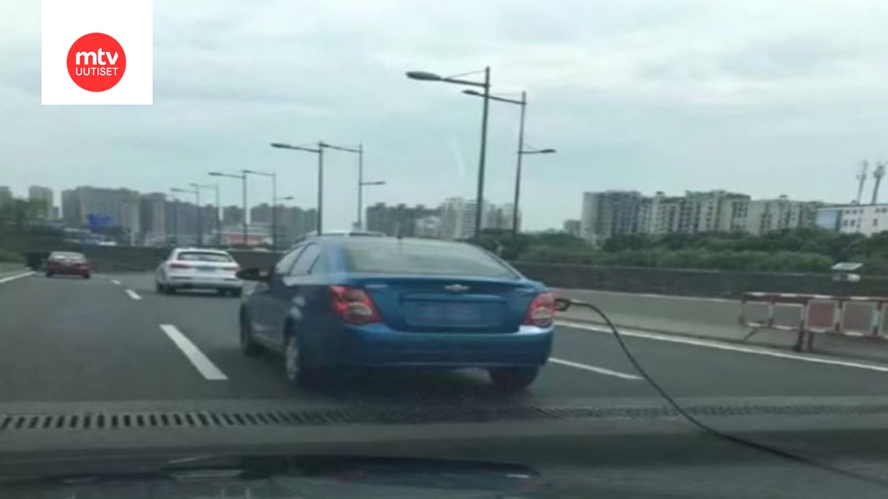 Huoltoaseman työntekijä lähti asiakkaan perään – bensaletku oli jäänyt ...