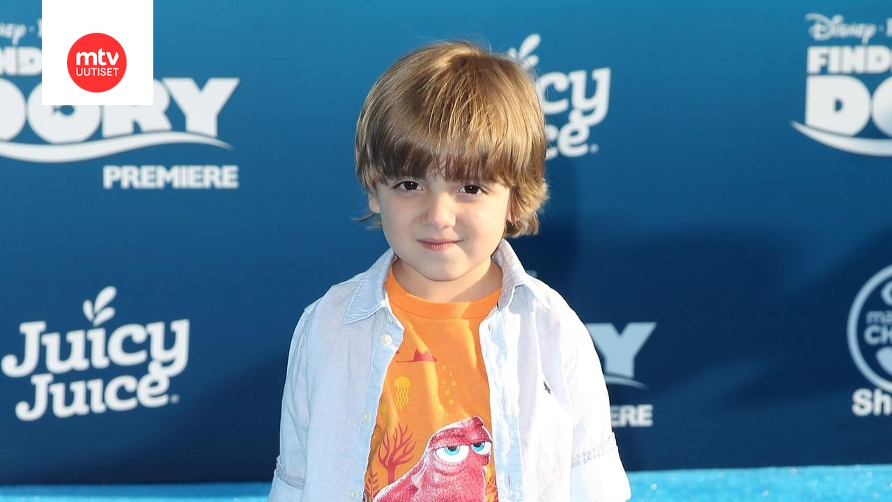 Moderni perhe -sarjan pienokainen sulattaa sydämet – edusti punaisella ...