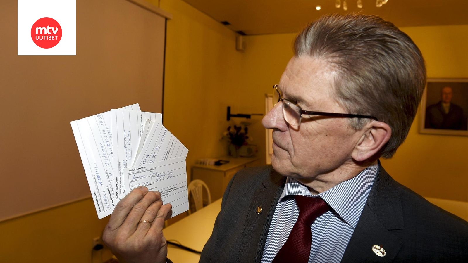 Paavo Väyrysen kannattajakortit toimitettiin laskijoille – koossa yli ... Paavo Väyrysen kannattajakortit toimitettiin laskijoille – koossa yli ...