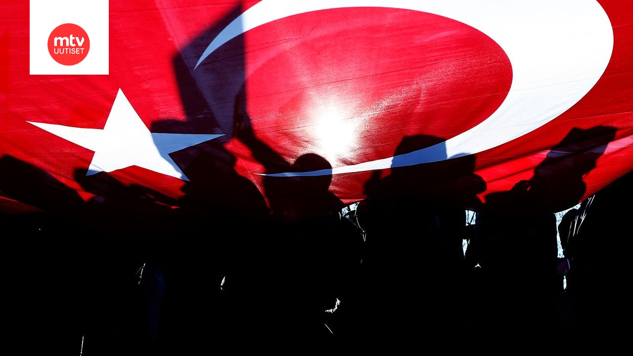 Poliisi käytti Istanbulissa kyynelkaasua naistenpäivän marssijoita ...