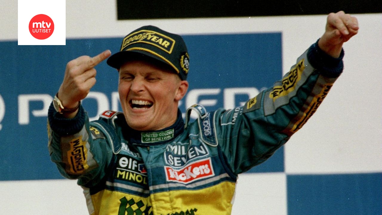 Keskisormi pystyssä pettyneille Ferrari-faneille Monzassa – F1-kuski ...