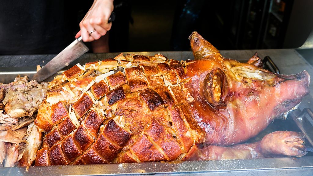 Ravintola joutui viharyöpyn kohteeksi tarjoiltuaan paahdettua porsasta ...