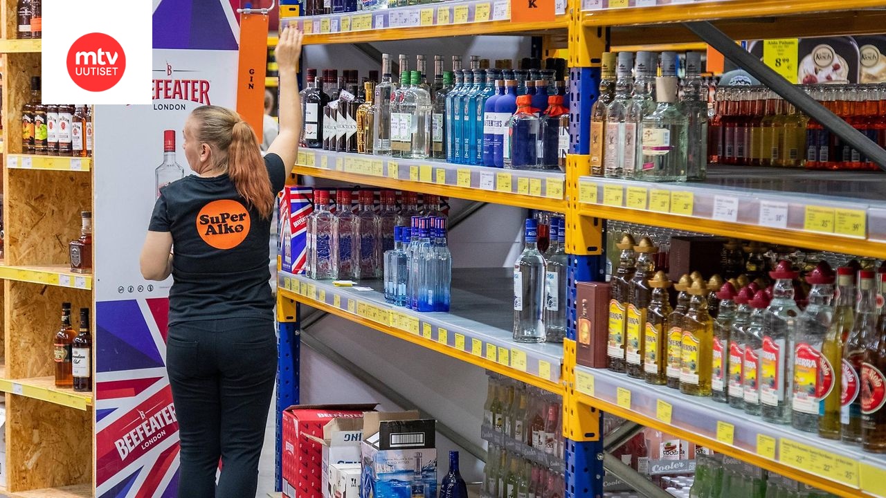 Moni on hieraissut silmiään Latvian rajalla sijaitsevassa viinakaupassa ...