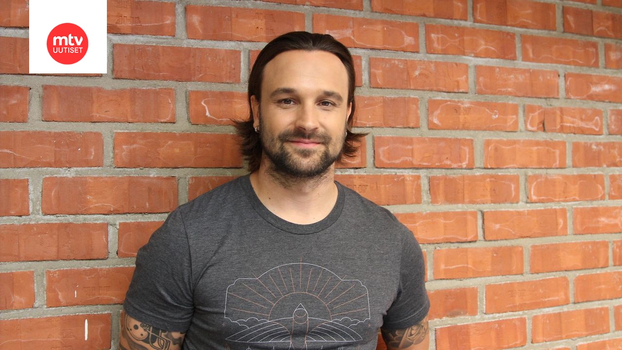 Mikko Parikka söpössä yhteiskuvassa perheen pikkuprinsessan kanssa ...