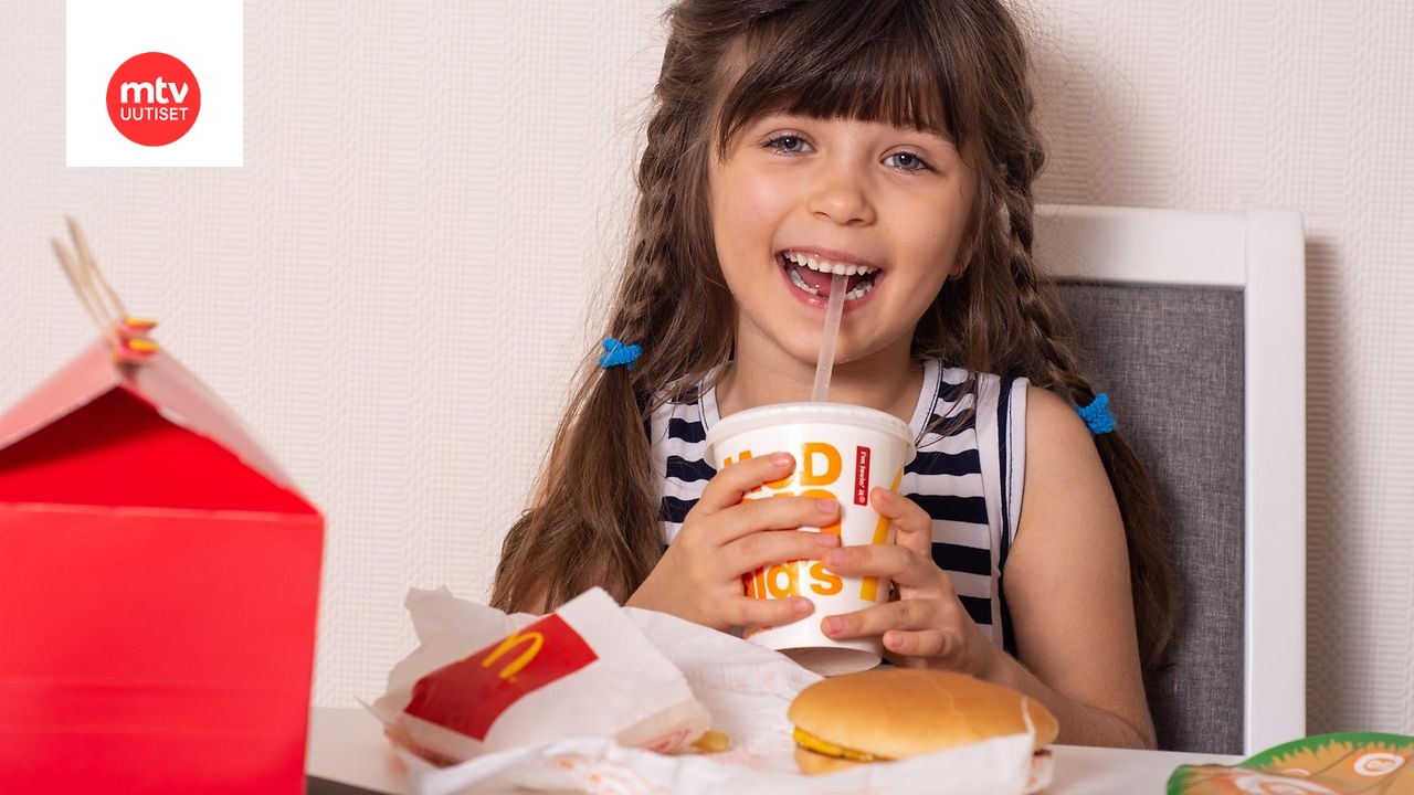 Isä keksi supernerokkaan tavan valmistaa "Happy Meal -aterian" kotona ...