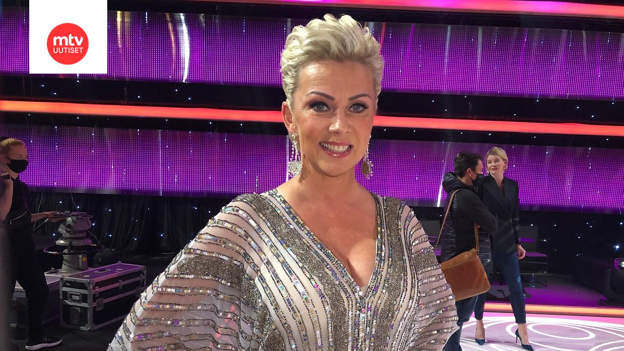 Helena Ahti-Hallberg julkaisi raikkaan lomakuvan – huomion kiinnittyy ...