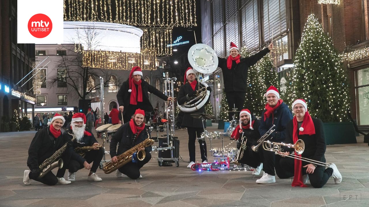 Taattua joulutunnelmaa! Helsinkiläinen katusoittobändi ihastuttaa ...