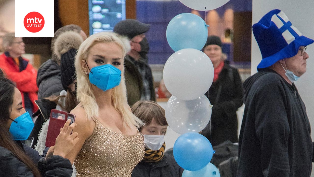 Iida Vainio, 18, pukeutui glittermekkoon ja meni Leijonia vastaan ...