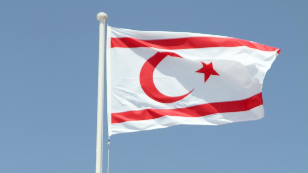 Sebastian Vettelin Ukraina-kypärässä vahingossa myös Pohjois-Kyproksen ...