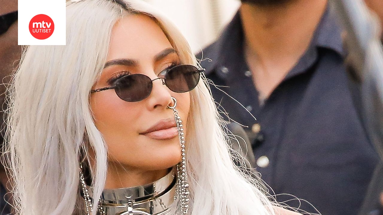 Kim Kardashian julkaisi näyttäviä otoksia – poseeraa kultaisissa ...