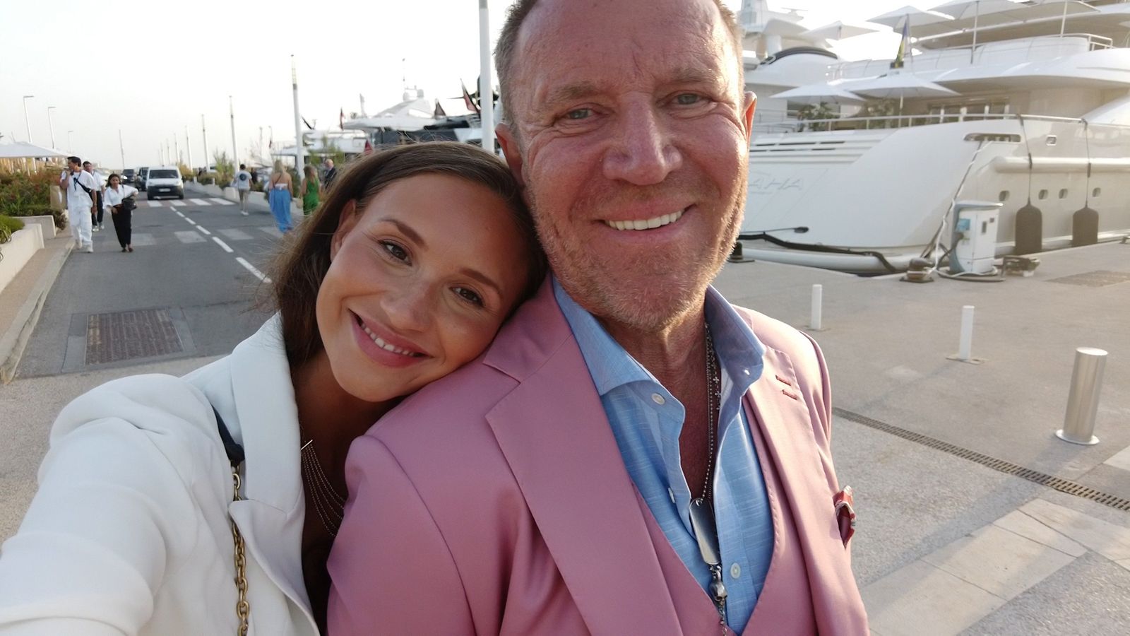 Hurmaava perhepotretti! Renny ja Johanna Harlin veneilemässä Coco ...