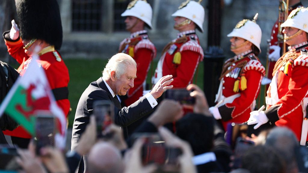 Kuningas Charles matkusti Walesiin ennen hiljaista hetkeä kuningattaren ...