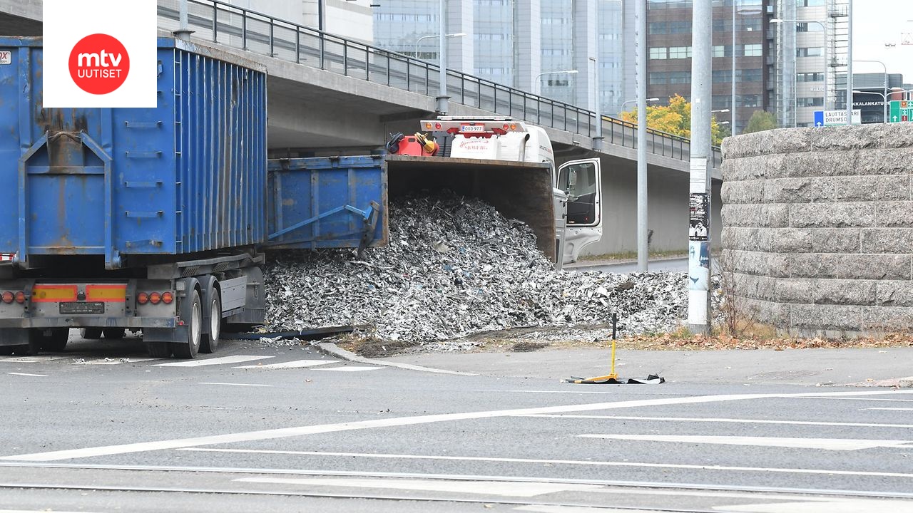 Helsingin keskustassa on kaatunut rekka - MTVuutiset.fi