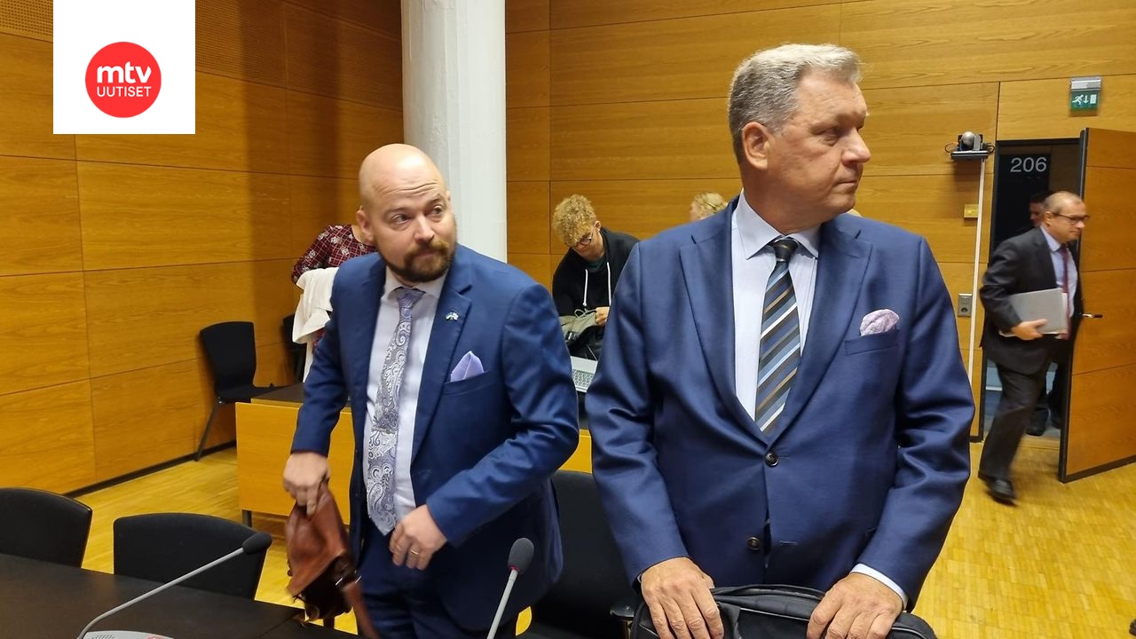 Kansanedustaja Mikko Kärnälle luettiin syyte professorin ...