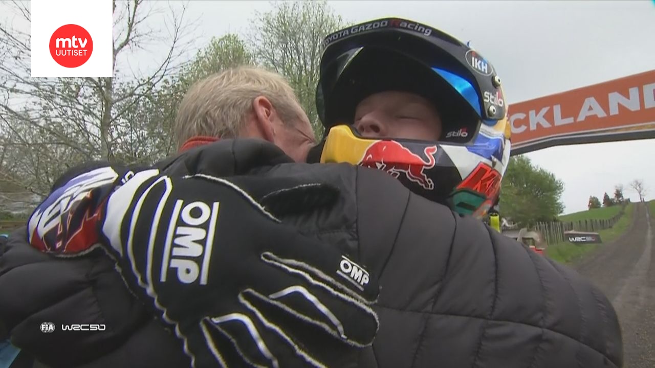 Maailmanmestari Kalle Rovanperä sai pitkän halauksen isältään – näillä ...
