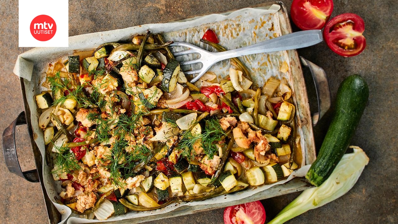 Lämmin hävikkisalaatti – jääkaapin tähteistä valmistuu edullinen ...