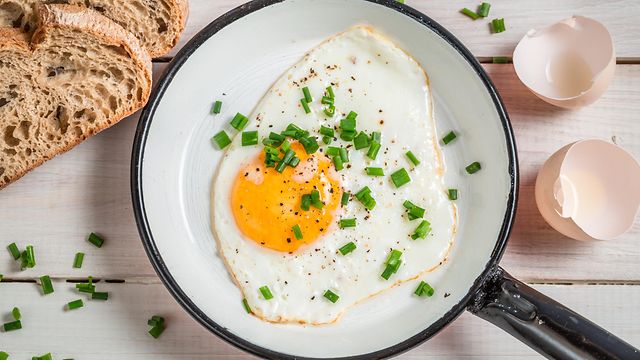 Miten paistaa kananmuna, jossa keltuainen jää löysäksi? | Makuja | MTV ...