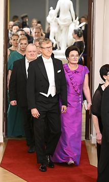 Kulta ja pinkki dominoivat tämän vuoden Linnan juhlien asuissa – katso ...