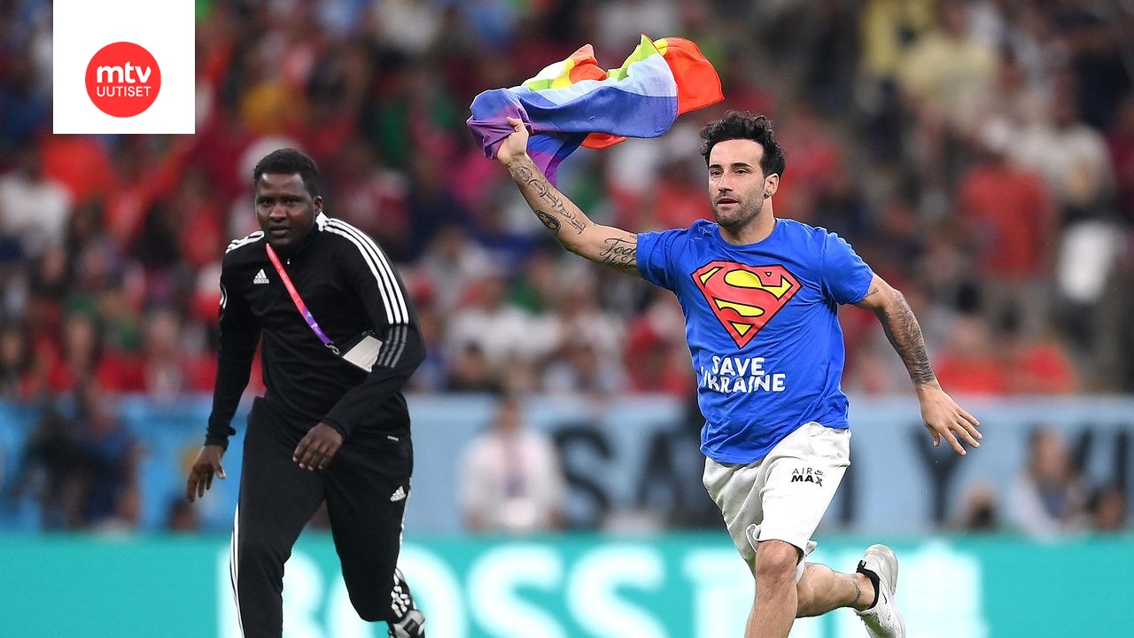 Mario Ferri: Gianni Infantino auttoi kentälle rynnännyttä kannattajaa ...