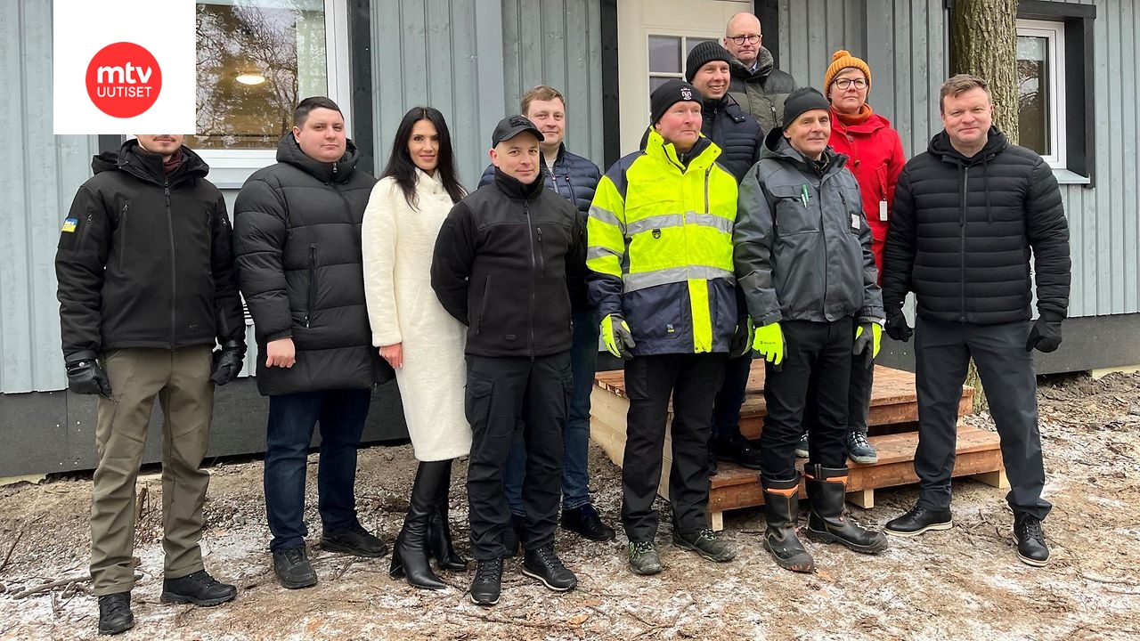 Ministerit Mikkonen ja Skinnari tutustuvat Suomen lahjoittamiin ...