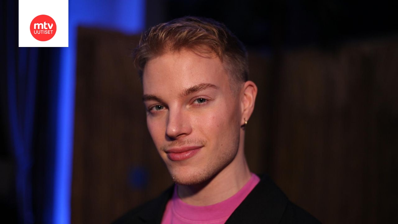 Tubettaja Mikael Renwall naureskelee yhdelle ensimmäisistä Googlen ...