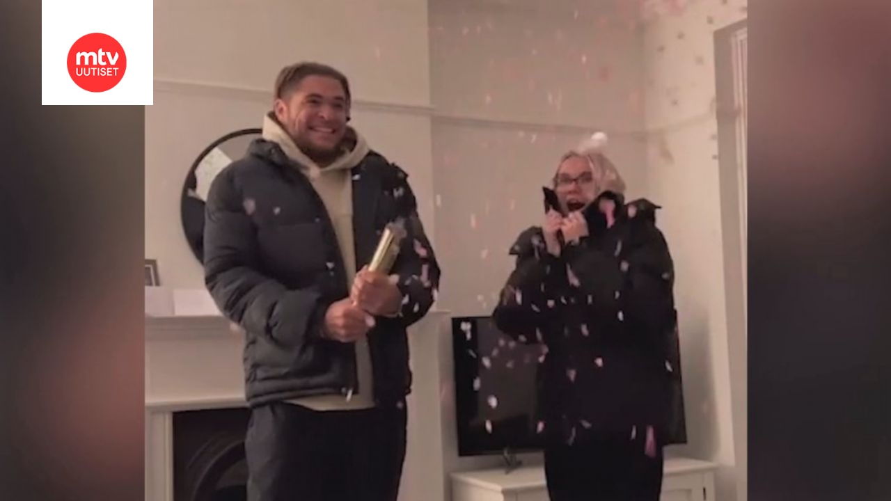 Video: nainen piti sukupuolenjulkistusjuhlat, mutta unohti ...