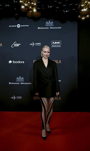 Vesala esiintyi salamavalojen välkkeessä graafisessa meikissä – tekee ...