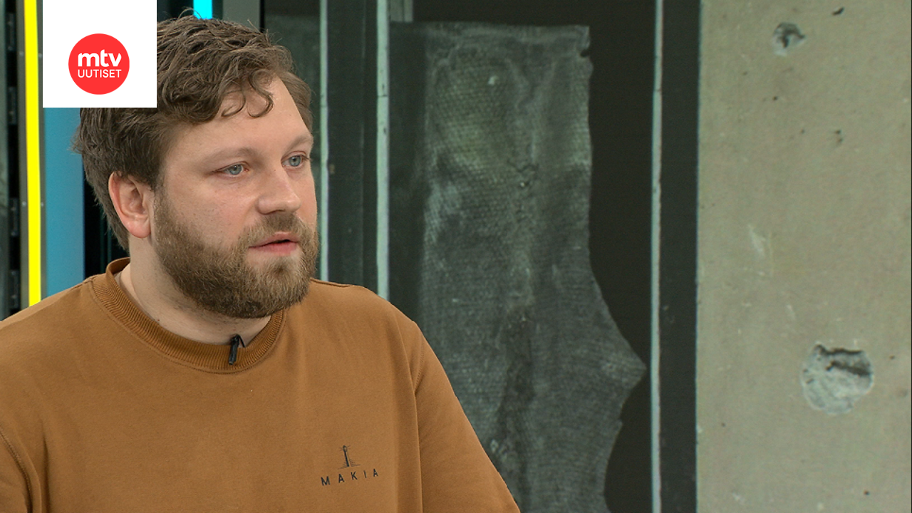 Ammattimuusikko Lukas esiintyi sotilaille Hersonin juoksuhaudoissa ...