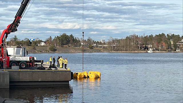 Poliisi sai nostettua meressä olleen auton Helsingin Kalasatamassa ...