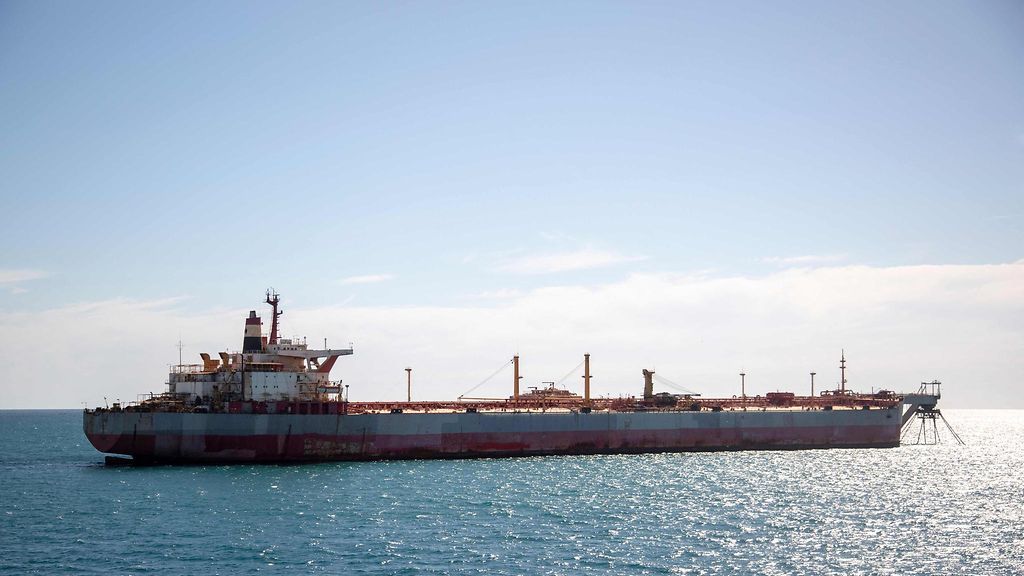 Jemenin rannikolla vuosia lojuneen öljytankkerin tyhjentäminen on ...