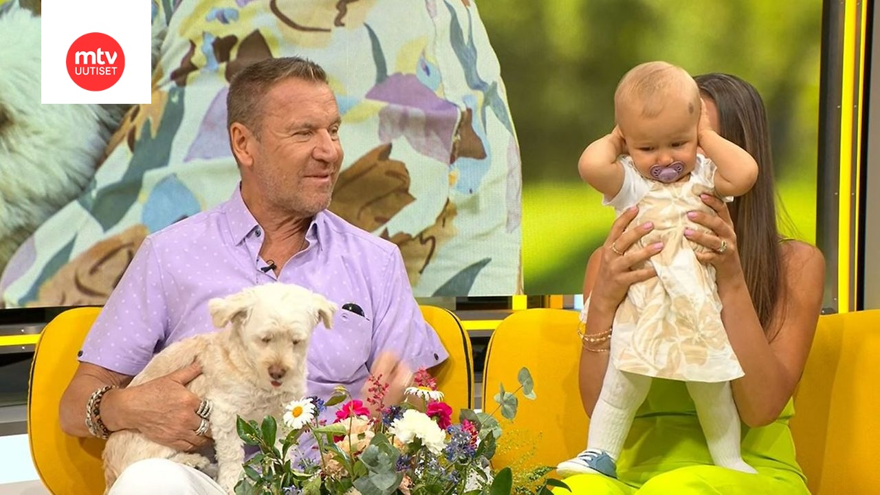 Suloinen Coco Harlin varasti huomion suorassa lähetyksessä ...