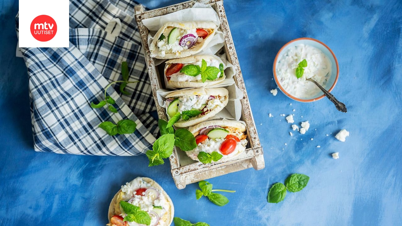 Kreikkalaiset pitaleivät – täytteenä kanakebabia, fetaa ja kahta ...