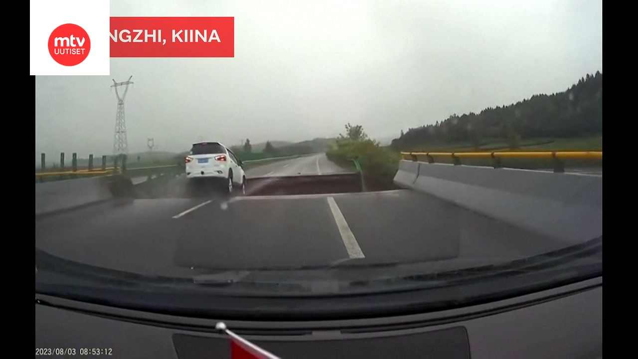 Doksuri-myrsky riepottelee Kiinaa – auto ajoi tulvan aiheuttamaan kuiluun - MTVuutiset.fi