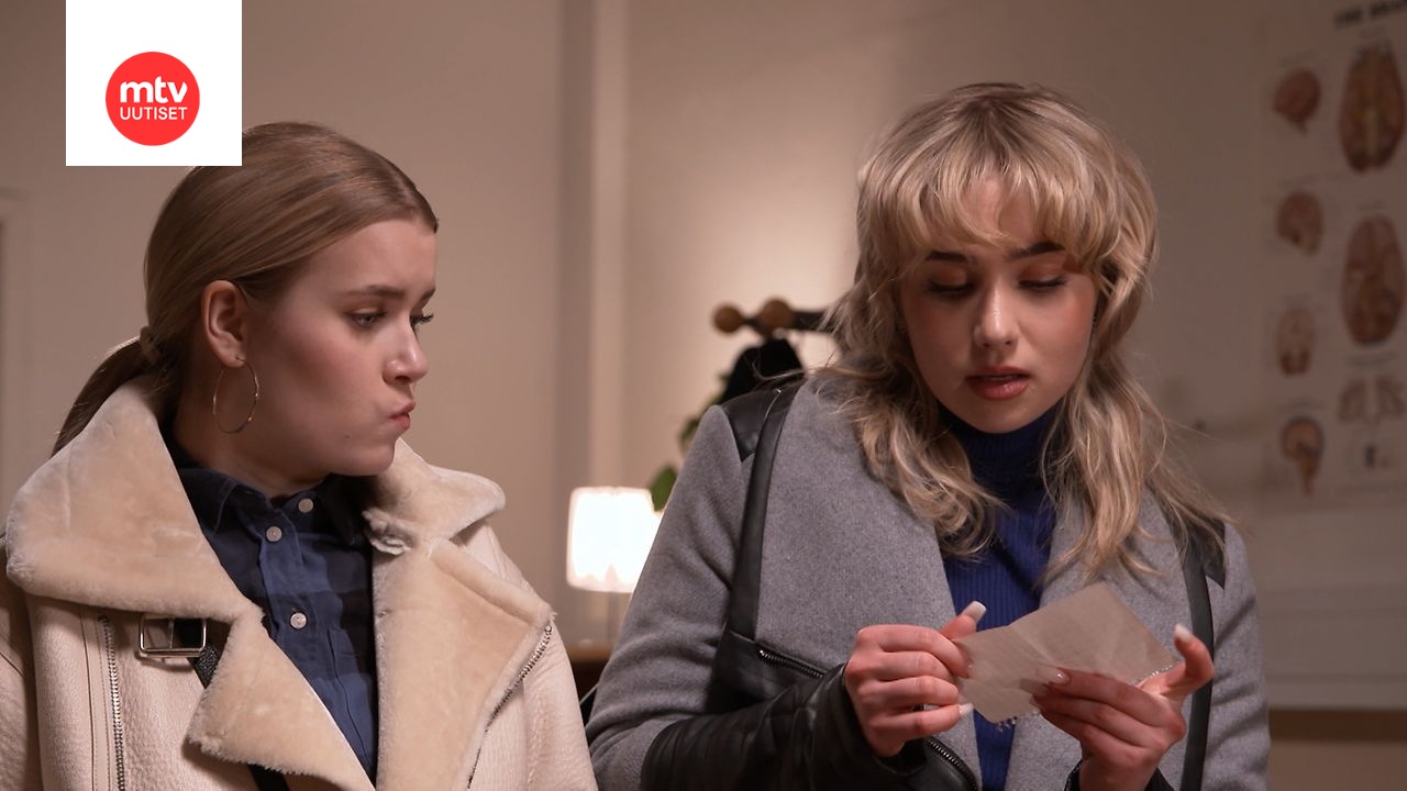 Salkkarit-kurkistus julki! Hahmo saapuu oven taakse: "Oletko sinä minun ...