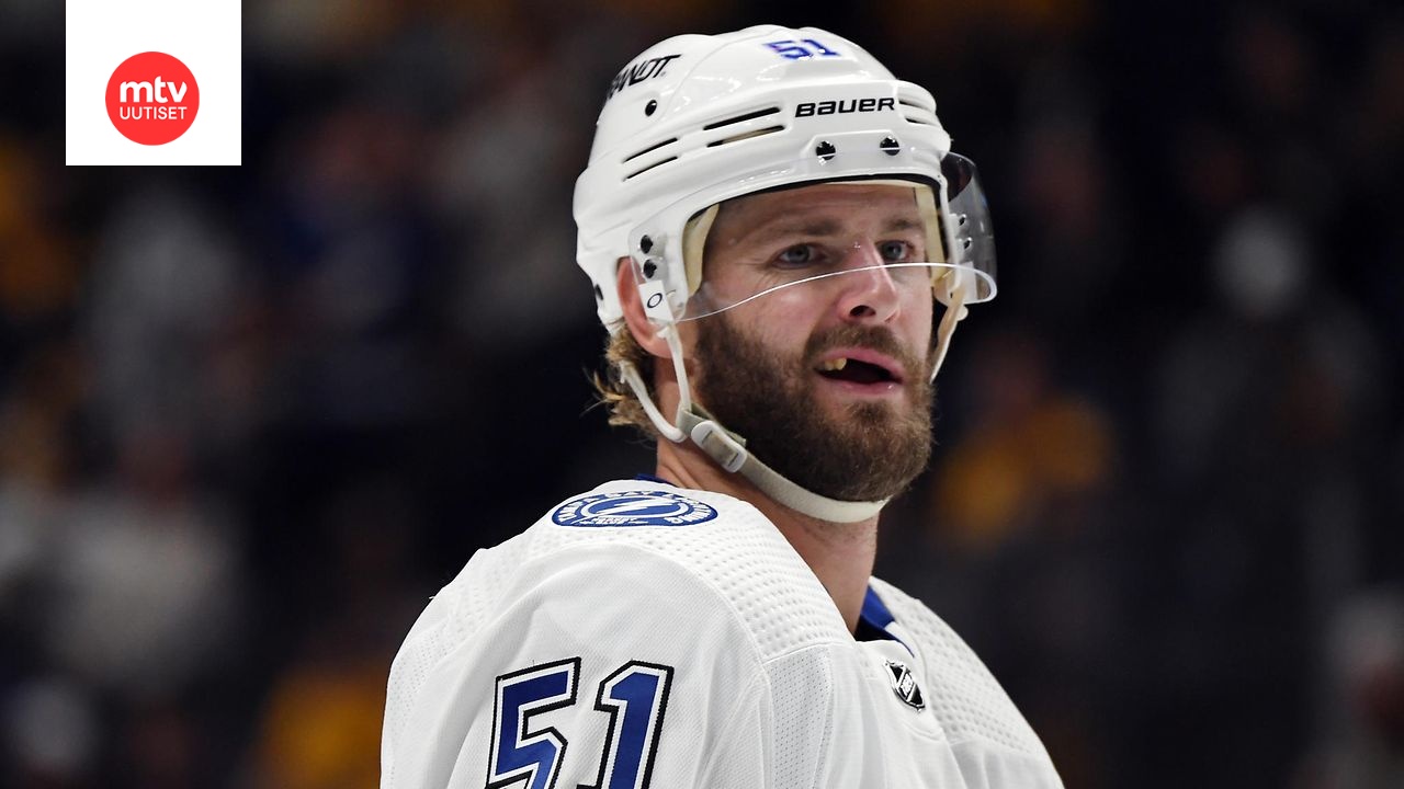 Tampa Bayn Austin Watson laukoi kiekon tahallisen oloisesti Nashvillen ...