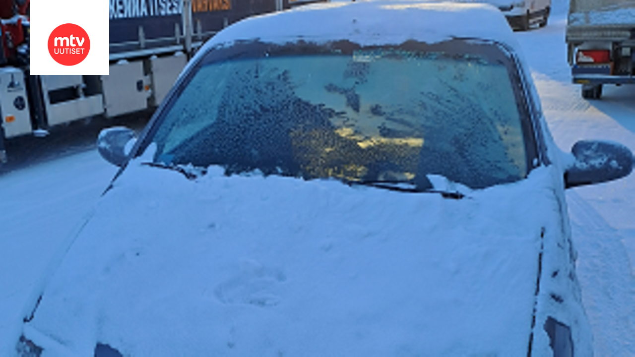 Auto kulki liikenteessä ikkunat jäässä – jopa lämmittimen johto roikkui ...