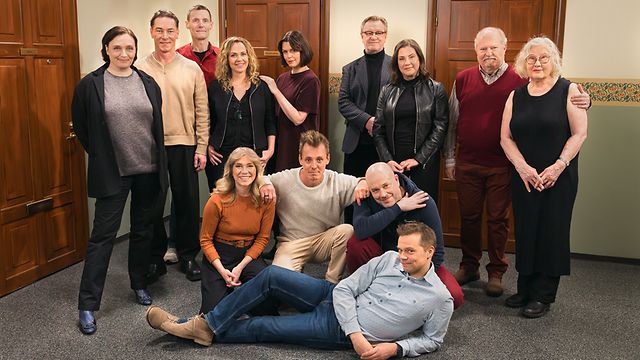 Alkuperäiset Salkkarit-näyttelijät ikonisessa otoksessa – katso ...