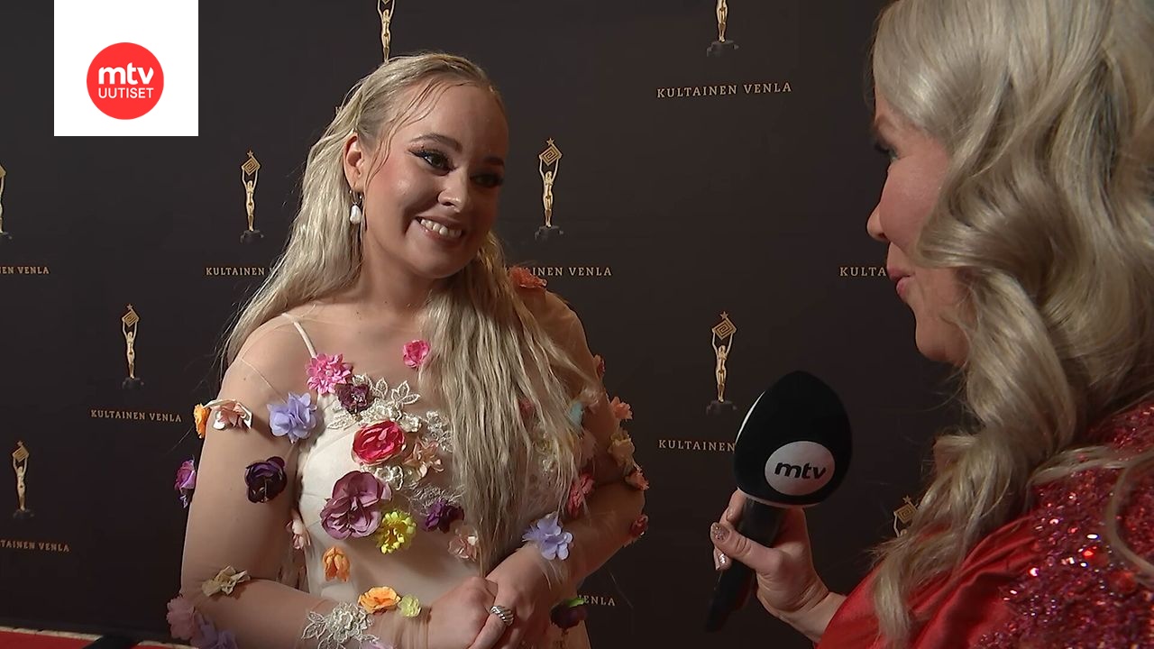Miisa Grekov saapui Venla-gaalan punaiselle matolle upeassa kukkaluomuksessa - MTVuutiset.fi