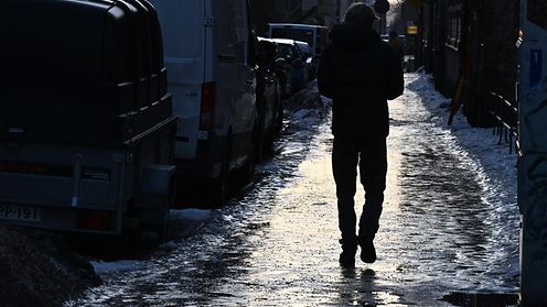 Liukastumisten laskusta pöyristynyt lääkäri haluaa nastakengistä lain ...