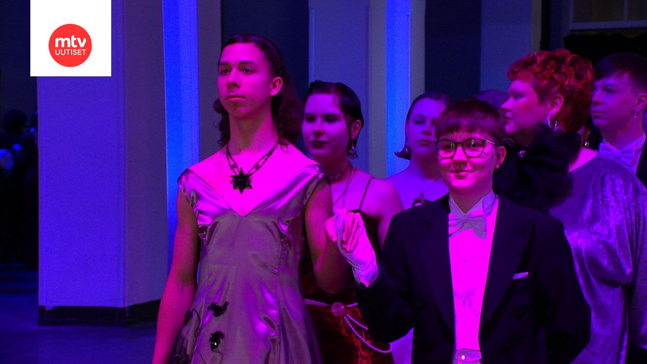 Frans Frangén tanssii vanhojentansseissa äitinsä Rosa Meriläisen Linnan juhlien puvussa ...