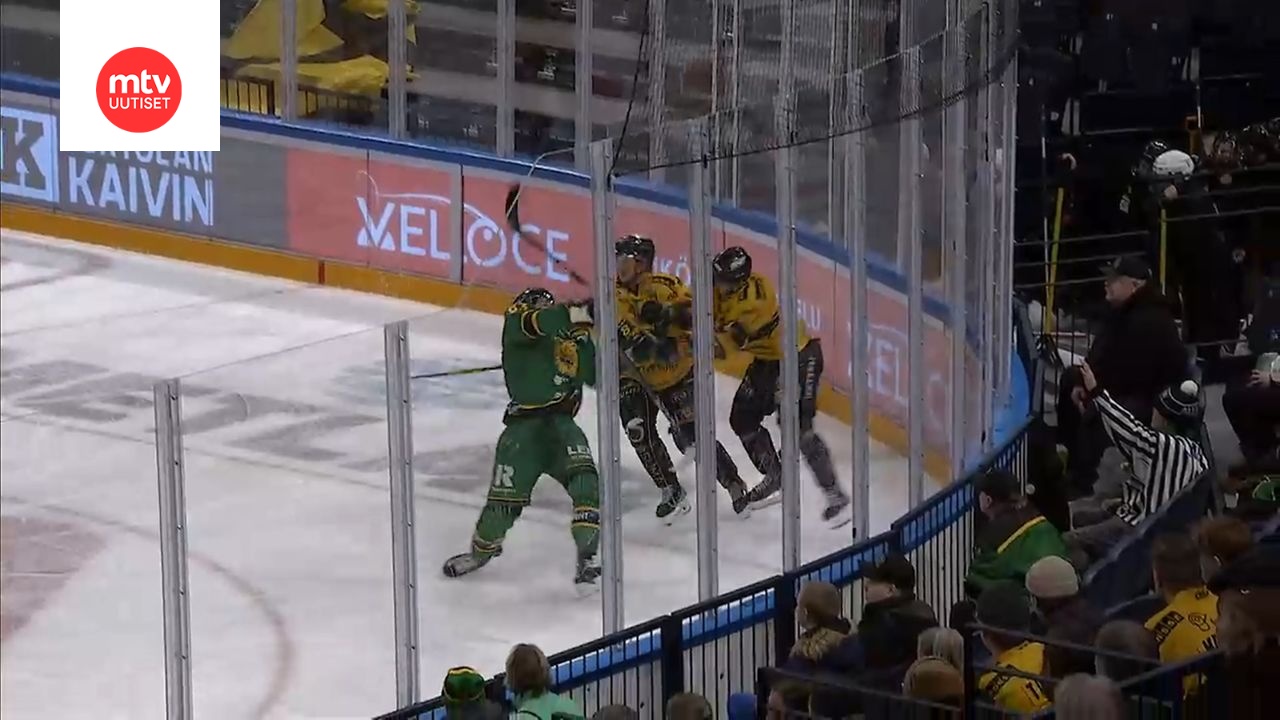 Ilves-hyökkääjä Simon Stransky jäi KalPa-hyökkääjä Jaakko Lantan rajun taklauksen alle ...