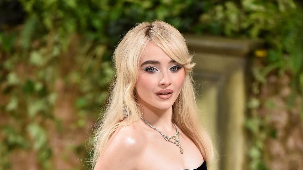 Sabrina Carpenterin syntymäpäiväkakku huvittaa - MTVuutiset.fi
