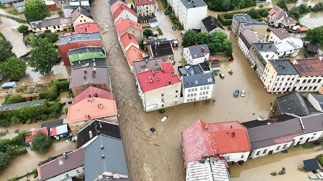 Kuvat näyttävät Euroopan tuhoisien tulvien ja myrskyjen jäljet ...